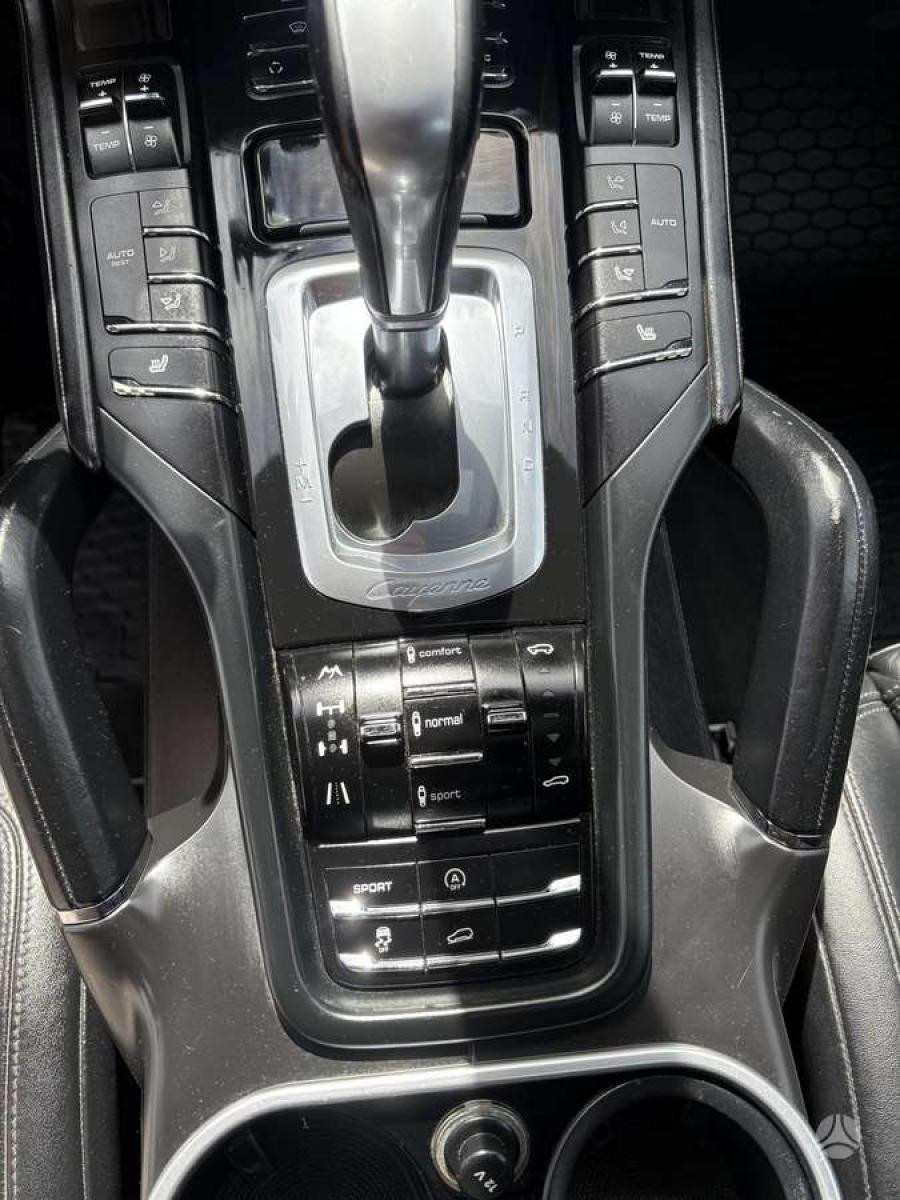 Black Porsche Cayenne 2012 in Vilnius, with an engine capacity of 2.97 L and mileage of 325 thousand km for 14950 €, photo 10 on AUTOMOTO.COM.LV