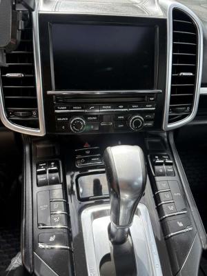 Black Porsche Cayenne 2012 in Vilnius, with an engine capacity of 2.97 L and mileage of 325 thousand km for 14950 €, photo 11 on AUTOMOTO.COM.LV