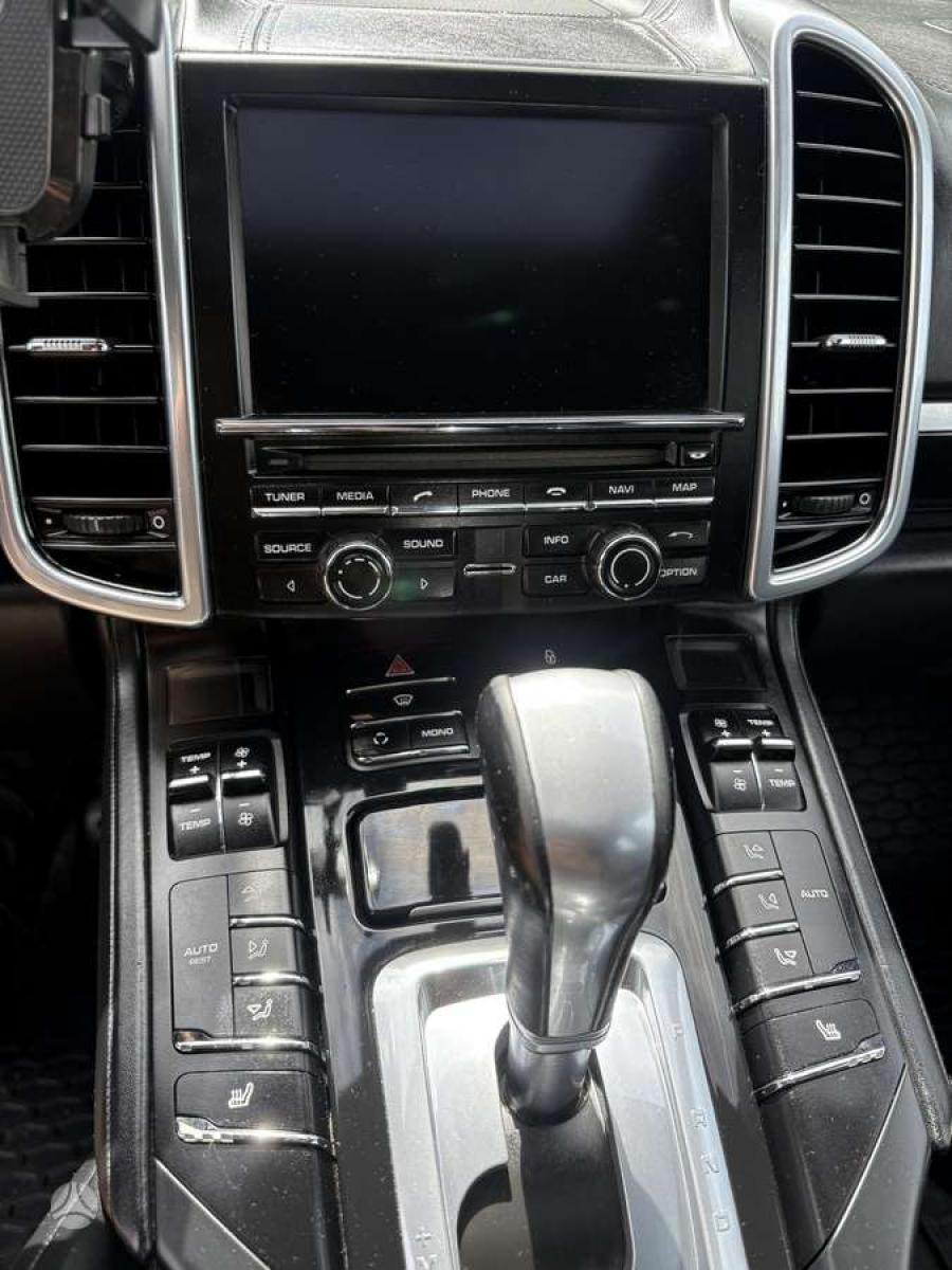 Black Porsche Cayenne 2012 in Vilnius, with an engine capacity of 2.97 L and mileage of 325 thousand km for 14950 €, photo 11 on AUTOMOTO.COM.LV