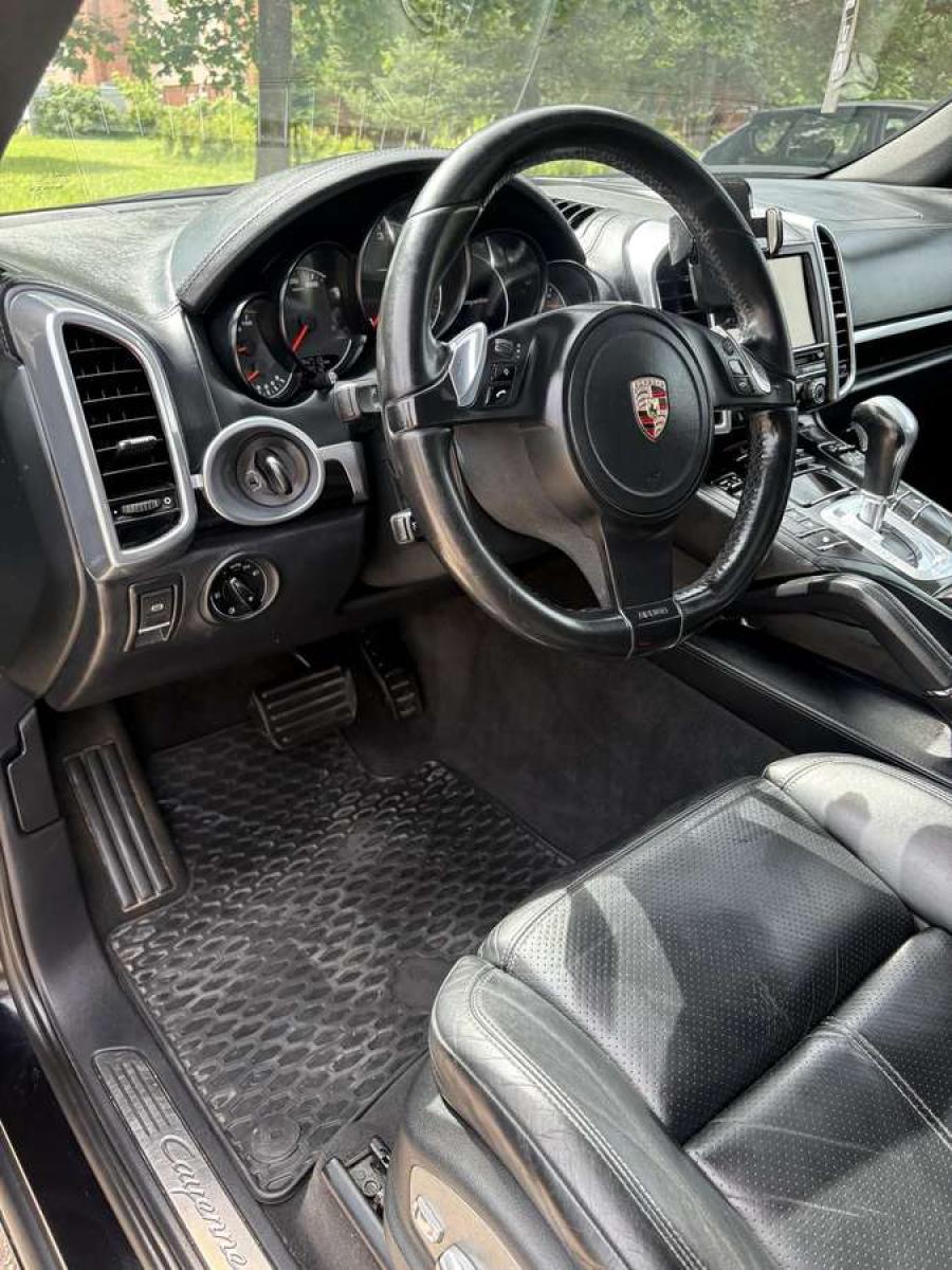 Black Porsche Cayenne 2012 in Vilnius, with an engine capacity of 2.97 L and mileage of 325 thousand km for 14950 €, photo 12 on AUTOMOTO.COM.LV