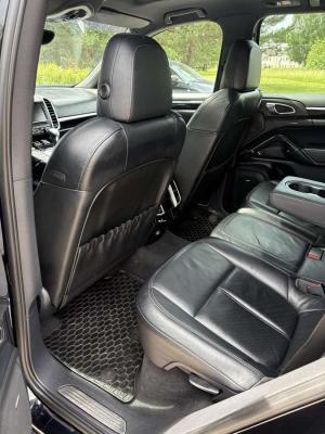 Black Porsche Cayenne 2012 in Vilnius, with an engine capacity of 2.97 L and mileage of 325 thousand km for 14950 €, photo 13 on AUTOMOTO.COM.LV