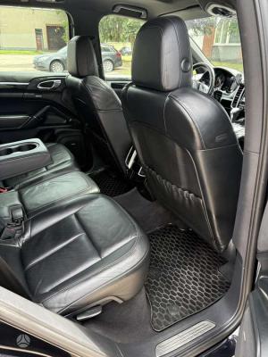 Black Porsche Cayenne 2012 in Vilnius, with an engine capacity of 2.97 L and mileage of 325 thousand km for 14950 €, photo 14 on AUTOMOTO.COM.LV