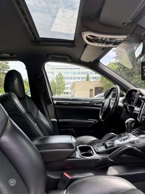Black Porsche Cayenne 2012 in Vilnius, with an engine capacity of 2.97 L and mileage of 325 thousand km for 14950 €, photo 15 on AUTOMOTO.COM.LV