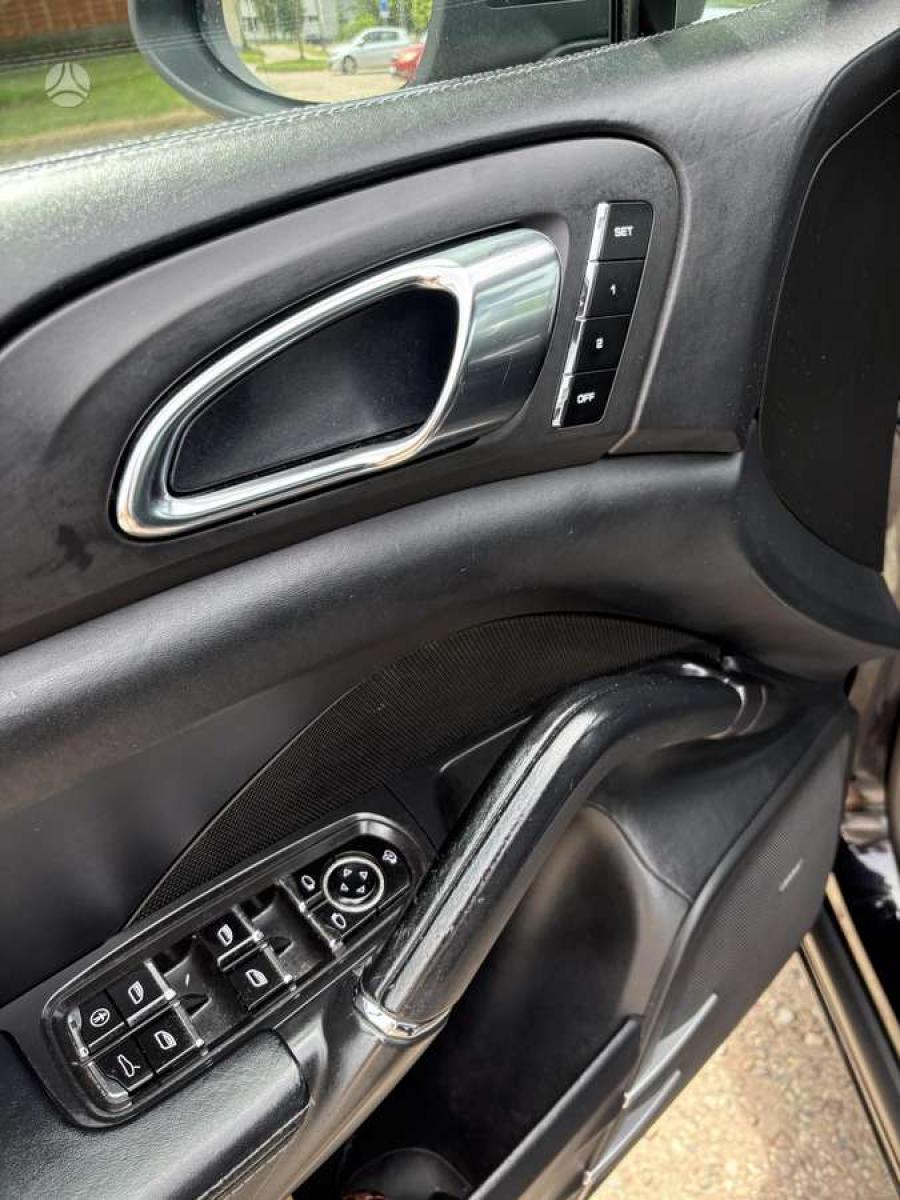 Black Porsche Cayenne 2012 in Vilnius, with an engine capacity of 2.97 L and mileage of 325 thousand km for 14950 €, photo 17 on AUTOMOTO.COM.LV