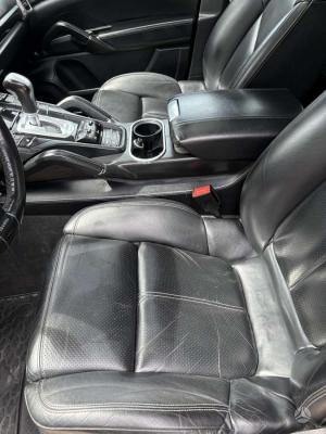 Black Porsche Cayenne 2012 in Vilnius, with an engine capacity of 2.97 L and mileage of 325 thousand km for 14950 €, photo 18 on AUTOMOTO.COM.LV