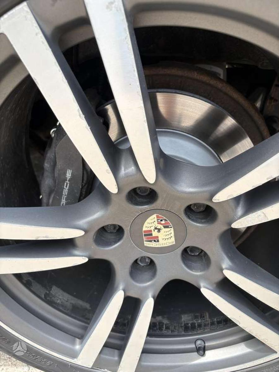 Black Porsche Cayenne 2012 in Vilnius, with an engine capacity of 2.97 L and mileage of 325 thousand km for 14950 €, photo 19 on AUTOMOTO.COM.LV