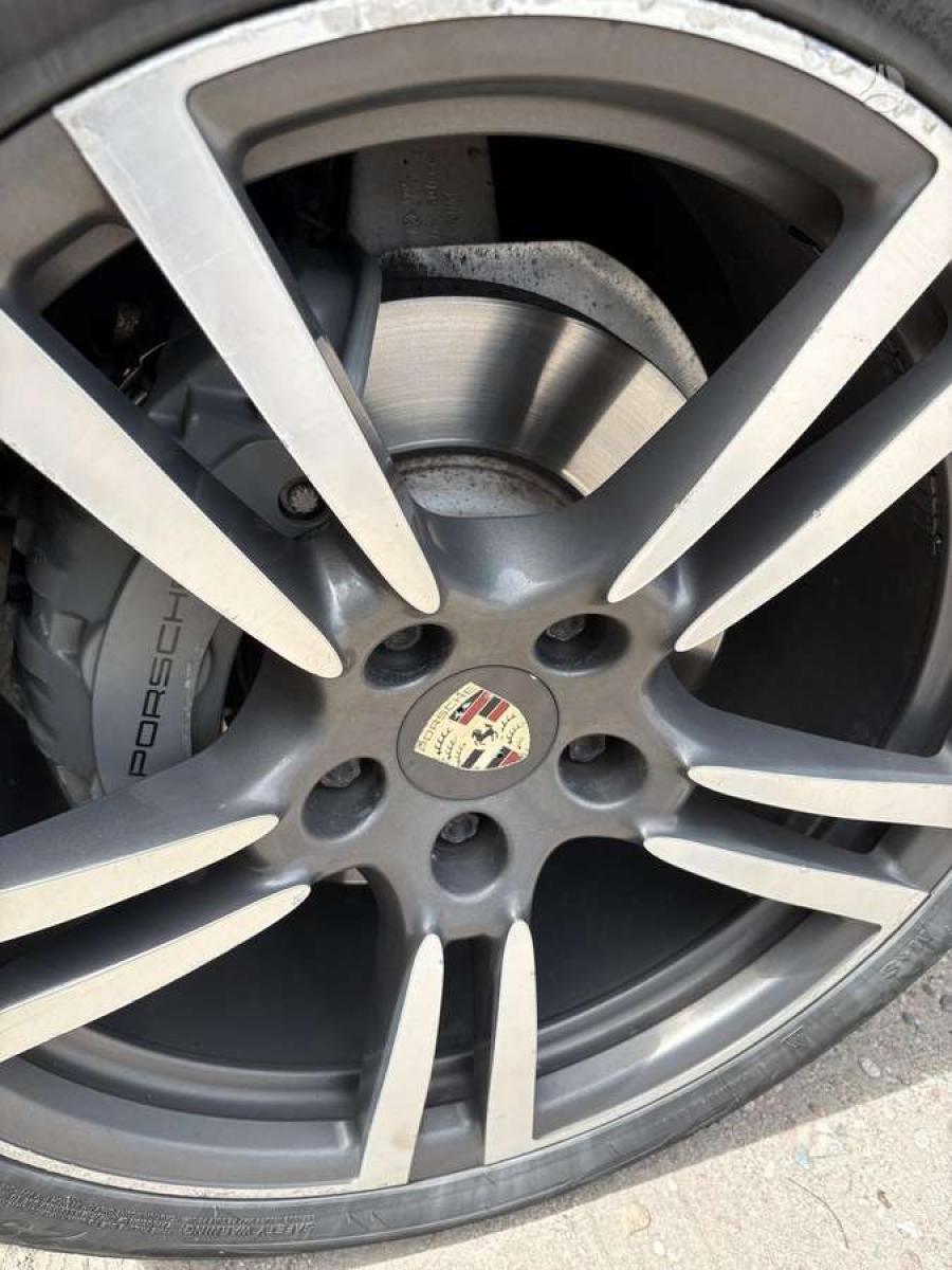 Black Porsche Cayenne 2012 in Vilnius, with an engine capacity of 2.97 L and mileage of 325 thousand km for 14950 €, photo 20 on AUTOMOTO.COM.LV
