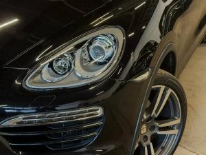 Black Porsche Cayenne 2012 in Jurmala, with an engine capacity of 3.00 L and mileage of 330 thousand km for 14995 €, photo 5 on AUTOMOTO.COM.LV