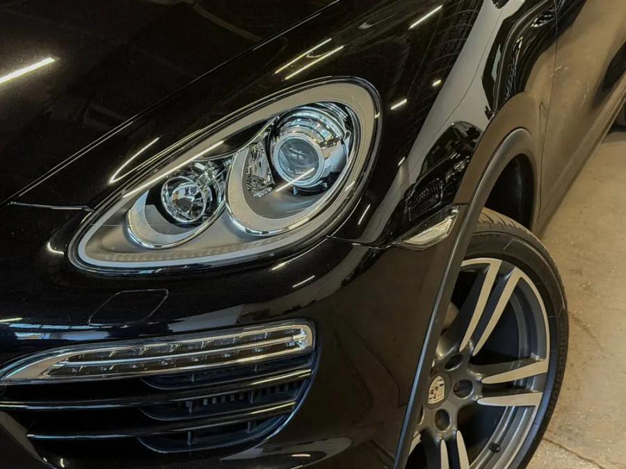 Black Porsche Cayenne 2012 in Jurmala, with an engine capacity of 3.00 L and mileage of 330 thousand km for 14995 €, photo 5 on AUTOMOTO.COM.LV