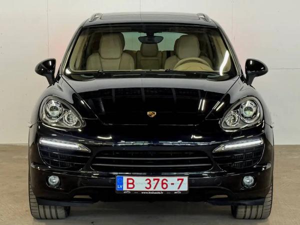 Black Porsche Cayenne 2012 in Jurmala, with an engine capacity of 3.00 L and mileage of 330 thousand km for 14995 €, photo 7 on AUTOMOTO.COM.LV
