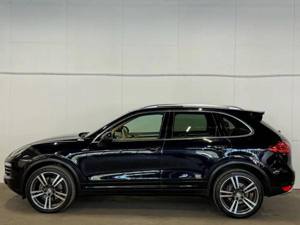 Black Porsche Cayenne 2012 in Jurmala, with an engine capacity of 3.00 L and mileage of 330 thousand km for 14995 €, photo 9 on AUTOMOTO.COM.LV