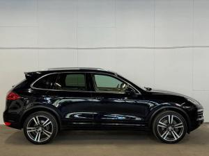 Black Porsche Cayenne 2012 in Jurmala, with an engine capacity of 3.00 L and mileage of 330 thousand km for 14995 €, photo 13 on AUTOMOTO.COM.LV