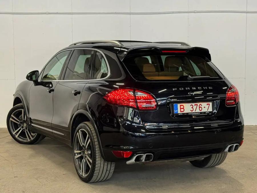 Black Porsche Cayenne 2012 in Jurmala, with an engine capacity of 3.00 L and mileage of 330 thousand km for 14995 €, photo 16 on AUTOMOTO.COM.LV