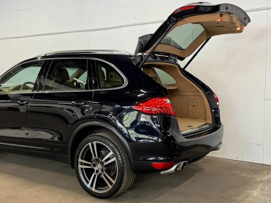 Black Porsche Cayenne 2012 in Jurmala, with an engine capacity of 3.00 L and mileage of 330 thousand km for 14995 €, photo 20 on AUTOMOTO.COM.LV