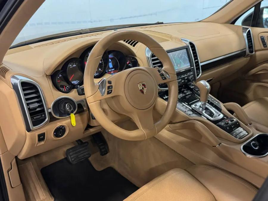 Black Porsche Cayenne 2012 in Jurmala, with an engine capacity of 3.00 L and mileage of 330 thousand km for 14995 €, photo 22 on AUTOMOTO.COM.LV