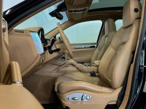 Black Porsche Cayenne 2012 in Jurmala, with an engine capacity of 3.00 L and mileage of 330 thousand km for 14995 €, photo 24 on AUTOMOTO.COM.LV
