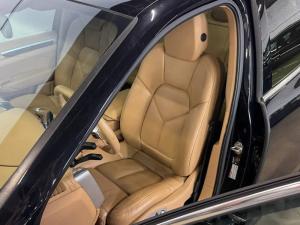 Black Porsche Cayenne 2012 in Jurmala, with an engine capacity of 3.00 L and mileage of 330 thousand km for 14995 €, photo 25 on AUTOMOTO.COM.LV