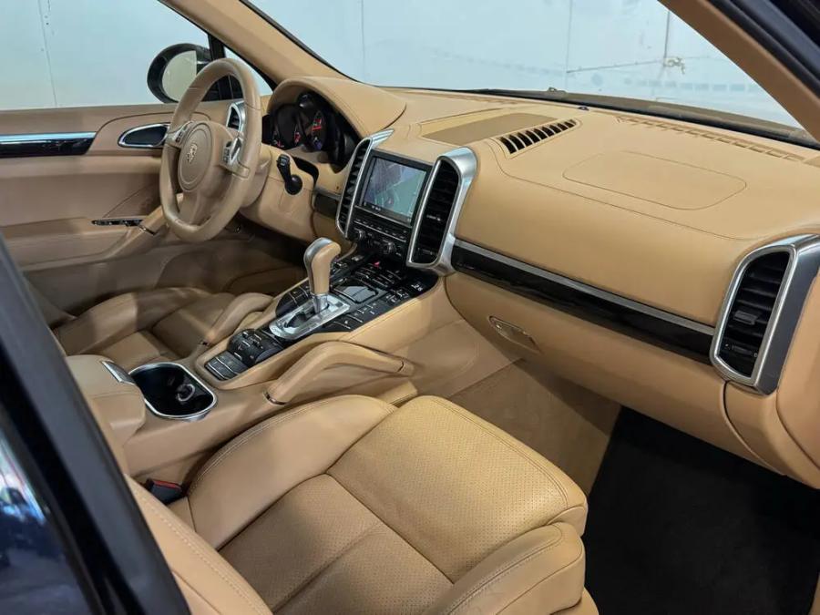Black Porsche Cayenne 2012 in Jurmala, with an engine capacity of 3.00 L and mileage of 330 thousand km for 14995 €, photo 27 on AUTOMOTO.COM.LV