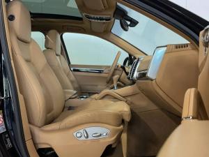 Black Porsche Cayenne 2012 in Jurmala, with an engine capacity of 3.00 L and mileage of 330 thousand km for 14995 €, photo 28 on AUTOMOTO.COM.LV