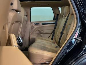 Black Porsche Cayenne 2012 in Jurmala, with an engine capacity of 3.00 L and mileage of 330 thousand km for 14995 €, photo 31 on AUTOMOTO.COM.LV