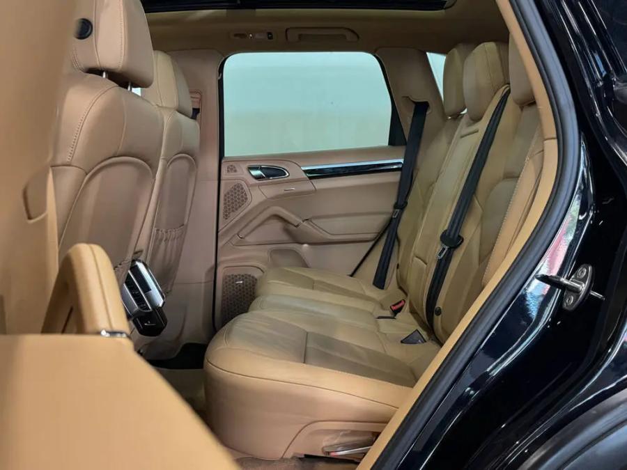 Black Porsche Cayenne 2012 in Jurmala, with an engine capacity of 3.00 L and mileage of 330 thousand km for 14995 €, photo 31 on AUTOMOTO.COM.LV