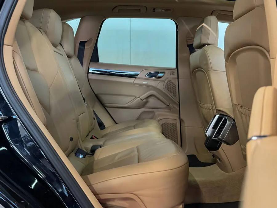 Black Porsche Cayenne 2012 in Jurmala, with an engine capacity of 3.00 L and mileage of 330 thousand km for 14995 €, photo 32 on AUTOMOTO.COM.LV
