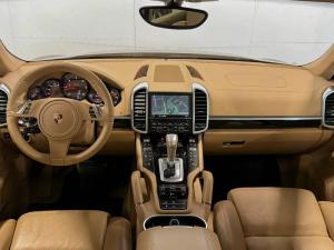 Black Porsche Cayenne 2012 in Jurmala, with an engine capacity of 3.00 L and mileage of 330 thousand km for 14995 €, photo 34 on AUTOMOTO.COM.LV