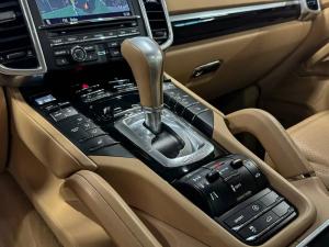 Black Porsche Cayenne 2012 in Jurmala, with an engine capacity of 3.00 L and mileage of 330 thousand km for 14995 €, photo 35 on AUTOMOTO.COM.LV