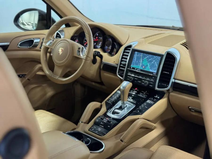 Black Porsche Cayenne 2012 in Jurmala, with an engine capacity of 3.00 L and mileage of 330 thousand km for 14995 €, photo 36 on AUTOMOTO.COM.LV
