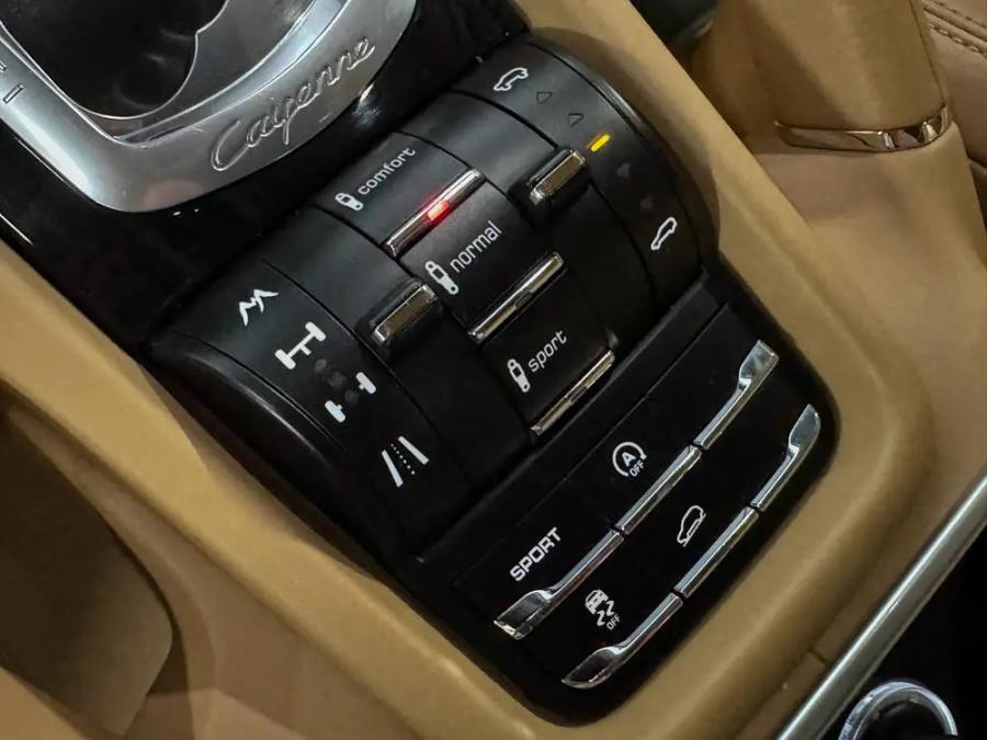 Black Porsche Cayenne 2012 in Jurmala, with an engine capacity of 3.00 L and mileage of 330 thousand km for 14995 €, photo 38 on AUTOMOTO.COM.LV
