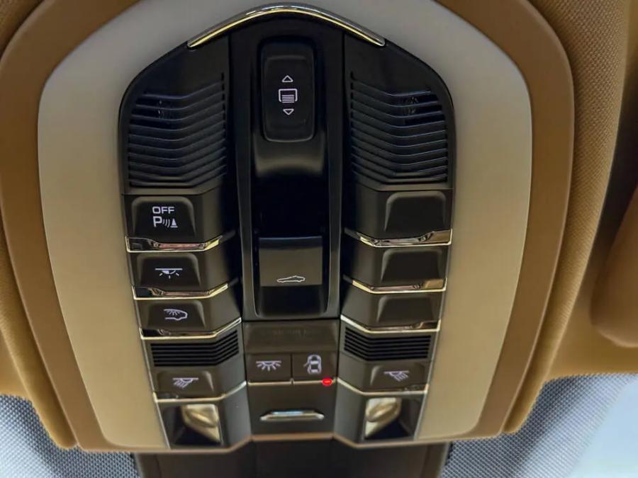 Black Porsche Cayenne 2012 in Jurmala, with an engine capacity of 3.00 L and mileage of 330 thousand km for 14995 €, photo 39 on AUTOMOTO.COM.LV