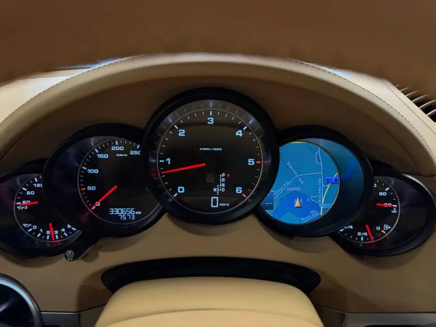 Black Porsche Cayenne 2012 in Jurmala, with an engine capacity of 3.00 L and mileage of 330 thousand km for 14995 €, photo 40 on AUTOMOTO.COM.LV