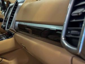 Black Porsche Cayenne 2012 in Jurmala, with an engine capacity of 3.00 L and mileage of 330 thousand km for 14995 €, photo 46 on AUTOMOTO.COM.LV