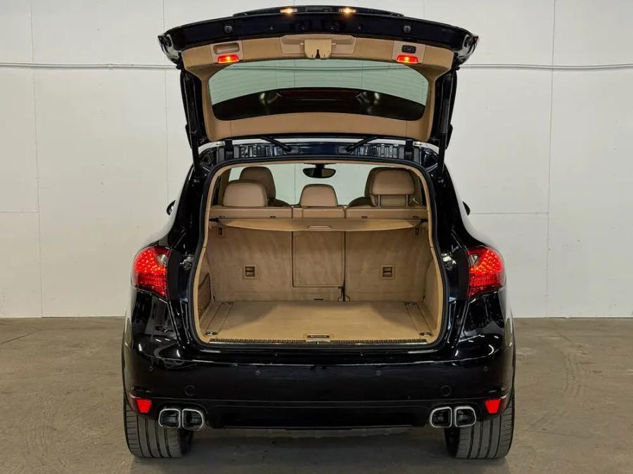 Black Porsche Cayenne 2012 in Jurmala, with an engine capacity of 3.00 L and mileage of 330 thousand km for 14995 €, photo 47 on AUTOMOTO.COM.LV