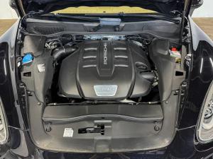 Black Porsche Cayenne 2012 in Jurmala, with an engine capacity of 3.00 L and mileage of 330 thousand km for 14995 €, photo 57 on AUTOMOTO.COM.LV