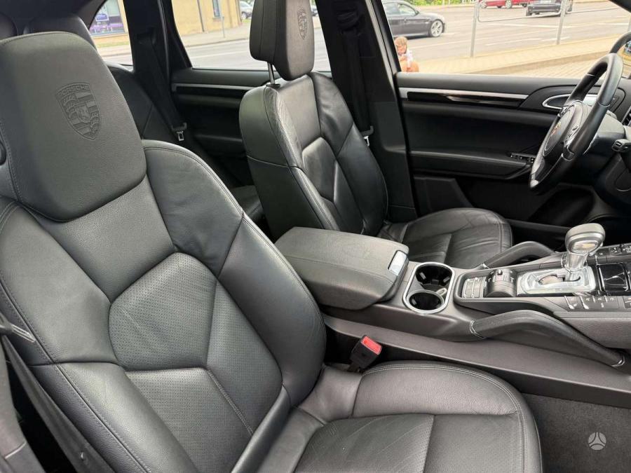 Black Porsche Cayenne 2012 in Utena, with an engine capacity of 2.97 L and mileage of 268 thousand km for 15995 €, photo 21 on AUTOMOTO.COM.LV