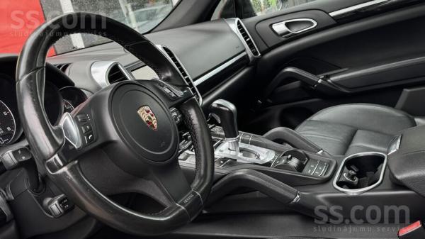 Melns Porsche Cayenne 2012 Rīga, ar dzinēja tilpumu 3.00 L un nobraukumu 0 tūkst. km par 13300 €, foto 8 vietnē AUTOMOTO.COM.LV