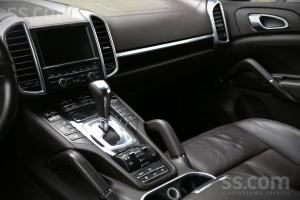 Melns Porsche Cayenne 2012 Rīga, ar dzinēja tilpumu 3.00 L un nobraukumu 331 tūkst. km par 13495 €, foto 9 vietnē AUTOMOTO.COM.LV