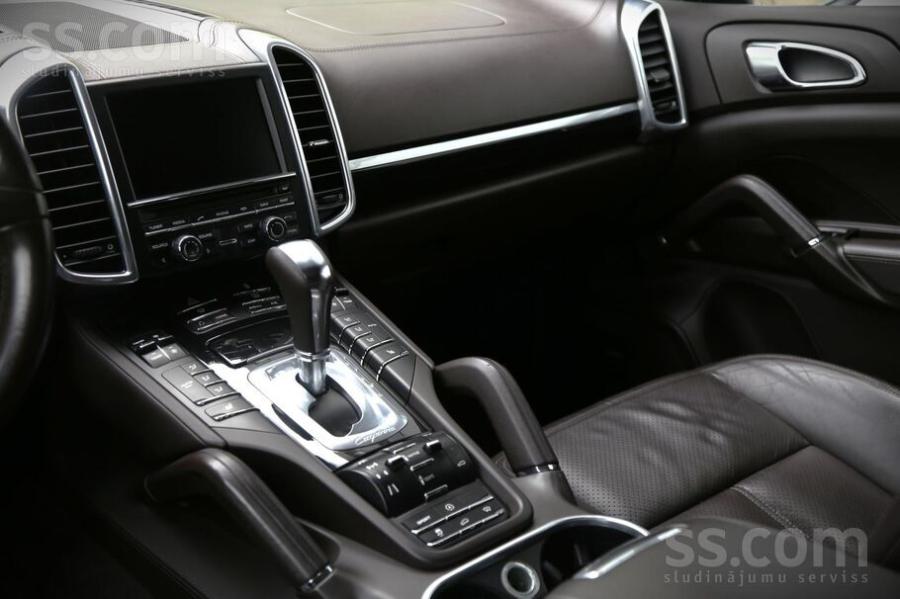 Melns Porsche Cayenne 2012 Rīga, ar dzinēja tilpumu 3.00 L un nobraukumu 331 tūkst. km par 13495 €, foto 9 vietnē AUTOMOTO.COM.LV