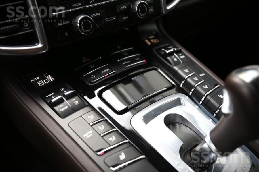 Melns Porsche Cayenne 2012 Rīga, ar dzinēja tilpumu 3.00 L un nobraukumu 331 tūkst. km par 13495 €, foto 17 vietnē AUTOMOTO.COM.LV