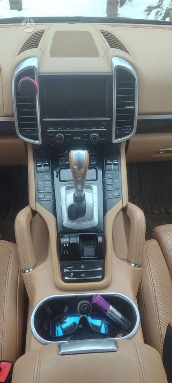 Black Porsche Cayenne 2012 in Klaipeda, with an engine capacity of 3.60 L and mileage of 194 thousand km for 9799 €, photo 8 on AUTOMOTO.COM.LV