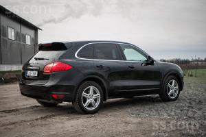 Melns Porsche Cayenne 2012 Daugavpils, ar dzinēja tilpumu 3.00 L un nobraukumu 271 tūkst. km par 16000 €, foto 4 vietnē AUTOMOTO.COM.LV