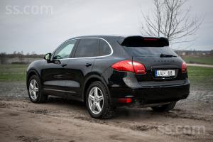 Melns Porsche Cayenne 2012 Daugavpils, ar dzinēja tilpumu 3.00 L un nobraukumu 271 tūkst. km par 16000 €, foto 5 vietnē AUTOMOTO.COM.LV