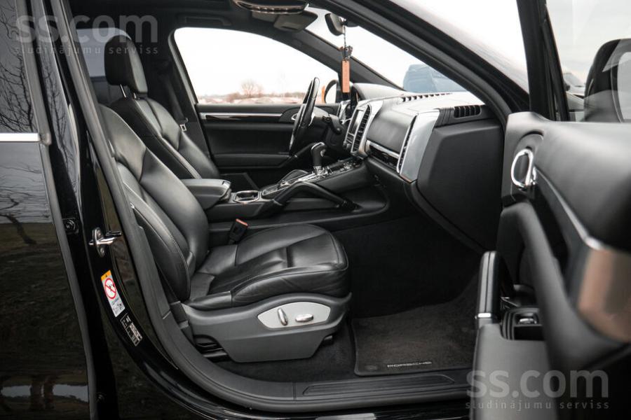 Melns Porsche Cayenne 2012 Daugavpils, ar dzinēja tilpumu 3.00 L un nobraukumu 271 tūkst. km par 16000 €, foto 15 vietnē AUTOMOTO.COM.LV