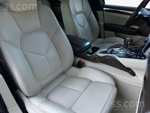 Black Porsche Cayenne 2012 in Riga, with an engine capacity of 4.80 L and mileage of 74 thousand km for 32990 €, photo 6 on AUTOMOTO.COM.LV