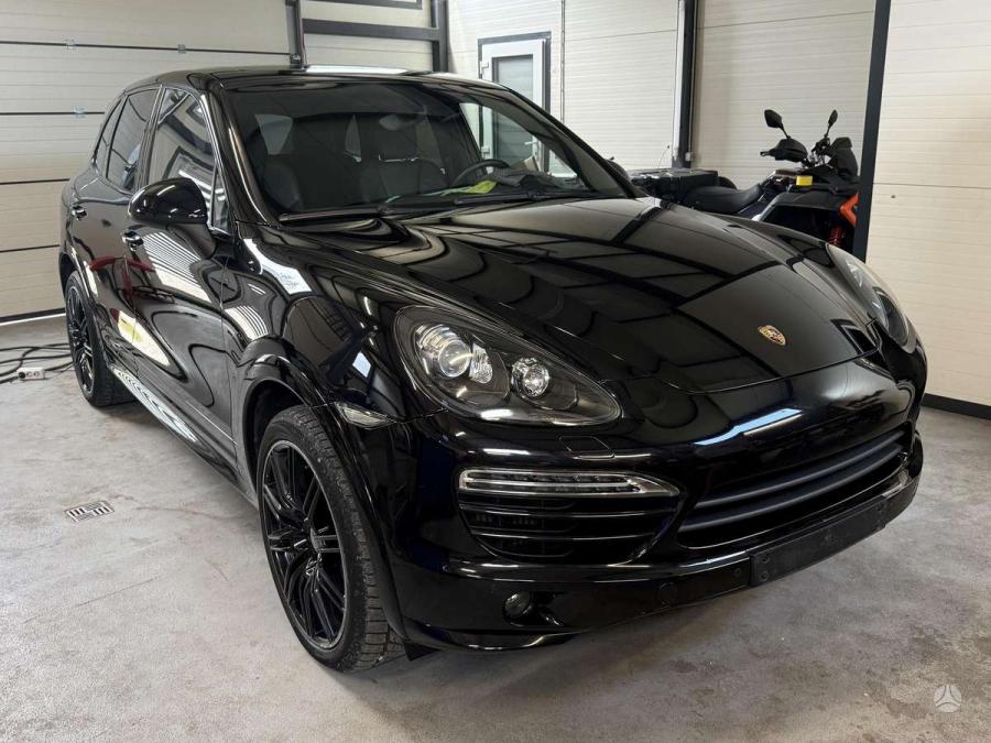 Black Porsche Cayenne 2012 in Utena, with an engine capacity of 2.97 L and mileage of 267 thousand km for 15695 €, photo 1 on AUTOMOTO.COM.LV