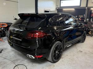 Black Porsche Cayenne 2012 in Utena, with an engine capacity of 2.97 L and mileage of 267 thousand km for 15695 €, photo 3 on AUTOMOTO.COM.LV