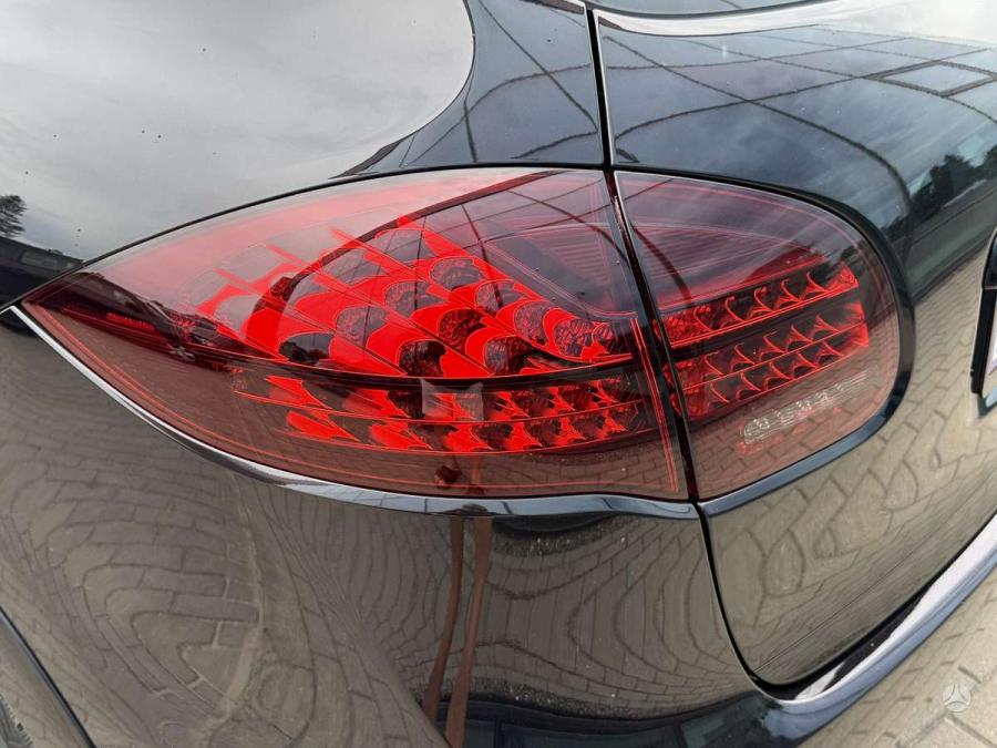 Black Porsche Cayenne 2012 in Utena, with an engine capacity of 2.97 L and mileage of 267 thousand km for 15695 €, photo 15 on AUTOMOTO.COM.LV