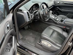 Black Porsche Cayenne 2012 in Utena, with an engine capacity of 2.97 L and mileage of 267 thousand km for 15695 €, photo 19 on AUTOMOTO.COM.LV