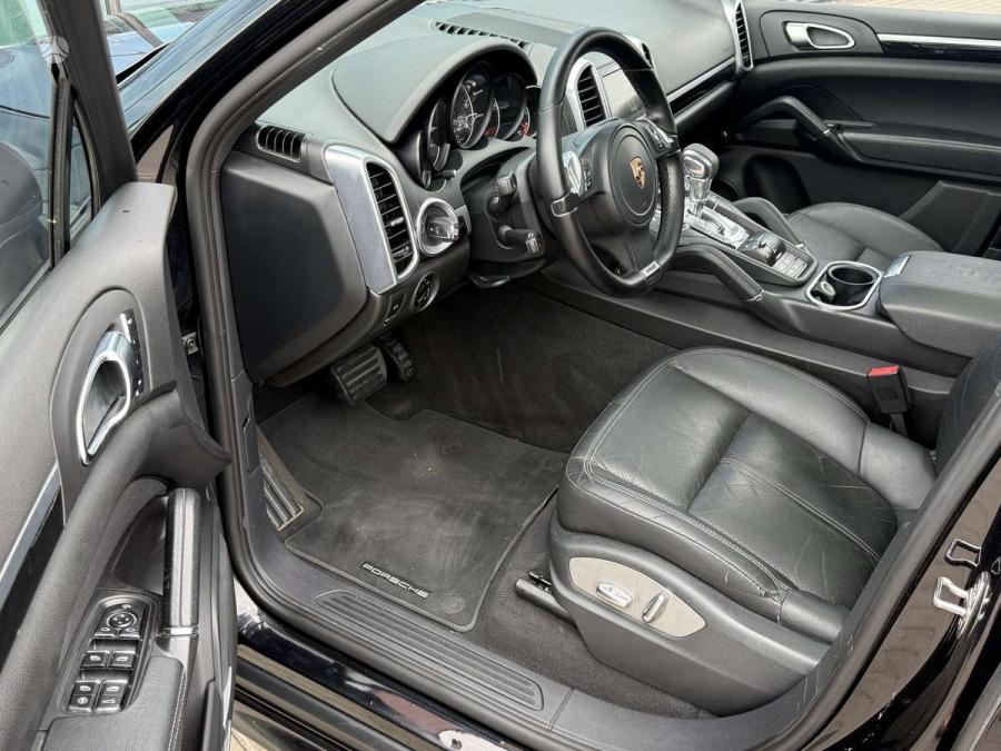 Black Porsche Cayenne 2012 in Utena, with an engine capacity of 2.97 L and mileage of 267 thousand km for 15695 €, photo 19 on AUTOMOTO.COM.LV